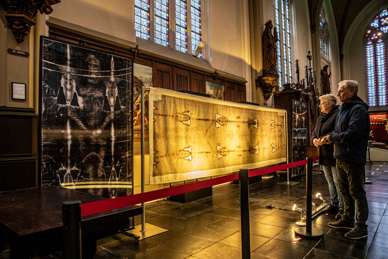 De lijkwade van Turijn in de St. Petruskerk: De vraag blijft ‘Hoe komt ...