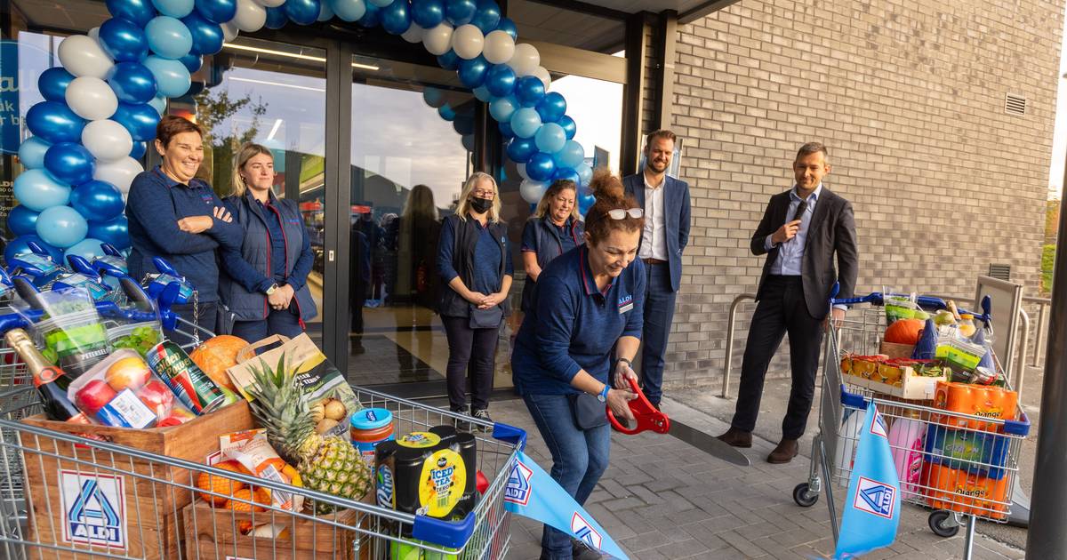 Vernieuwd filiaal van supermarktketen ALDI heropent deuren na twee maand verbouwingswerken ...