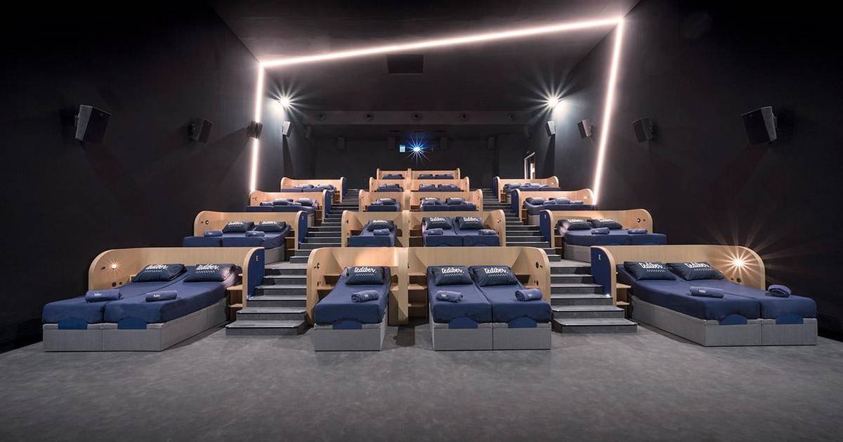Une salle de cinéma tout confort avec lits et plaids | Cinéma | 7sur7.be
