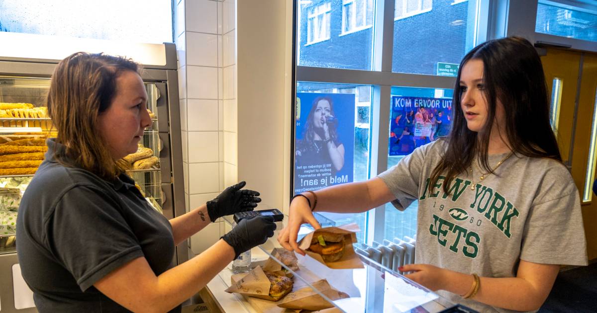 ‘Papa, mag ik meer zakgeld?’ Inflatie raakt Zeeuwse scholieren die vaste klant zijn bij super en ...