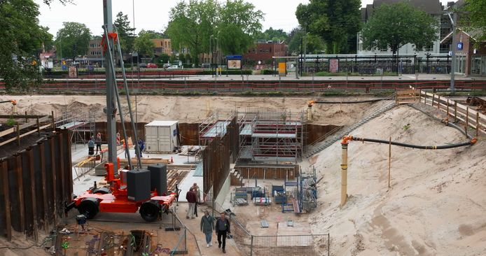 Inwoners Nunspeet dalen af in gat voor tunnelbak stationsgebied: ‘Het is hier altijd spektakel ...