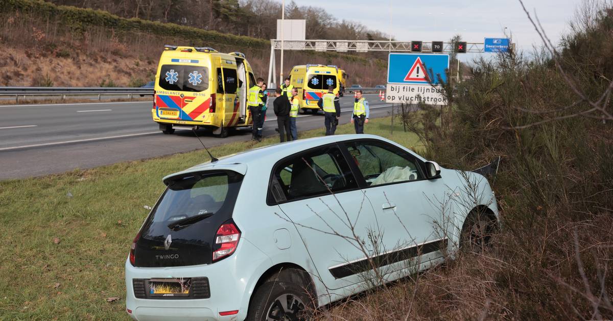 Auto raakt van de A28 en belandt op het talud: vertraging tussen Zeist ...