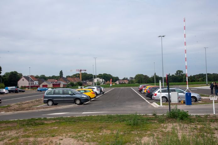 Nieuwe carpoolparking voor 161 wagens, 12 vrachtwagens en fietsen aan ...
