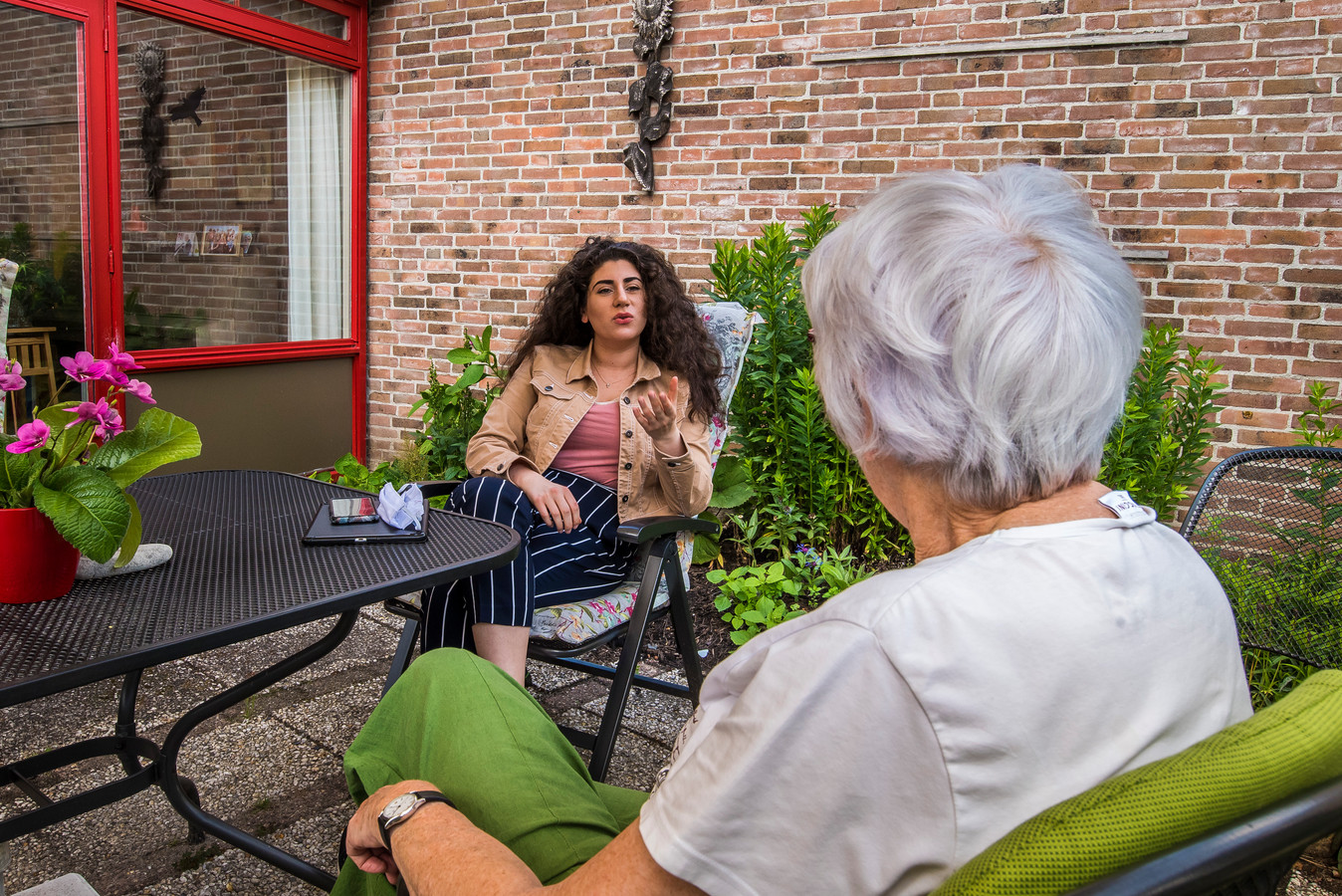 In gesprek met haar overleden man houdt Romee de eenzaamheid op afstand ...