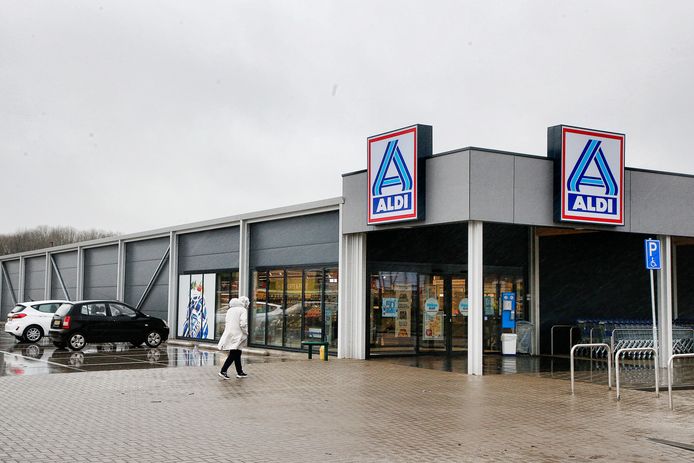 ‘Supermarktoorlog’ in Nieuwegein: gemeente blokkeert Aldi met hekken omdat hij niet open mag ...
