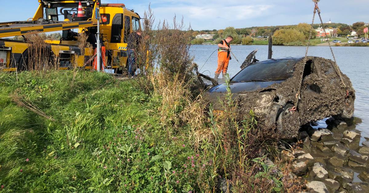 Auto uit de Rijn gevist tussen Lienden en Rhenen | Buren | gelderlander.nl