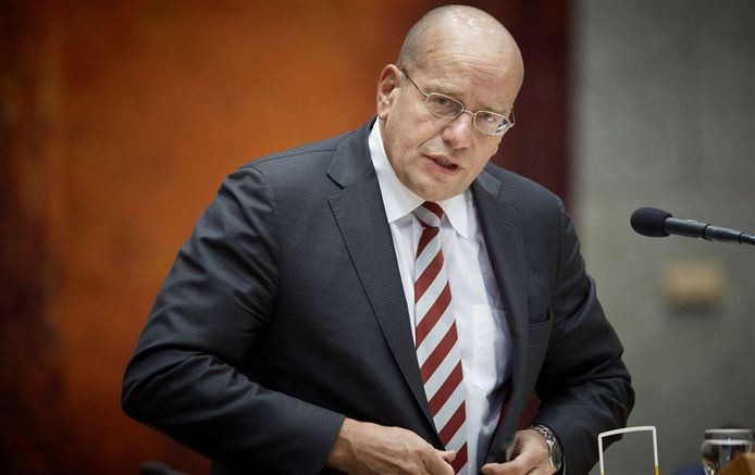 Fred Teeven mag zwijgen in onderzoek naar jongensprostitutie ...