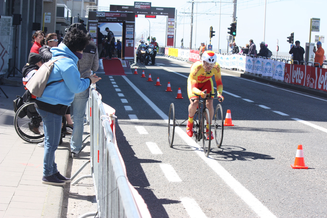 Paracycling Classics Ronde in Vlaanderen finisht op Grote Markt van ...