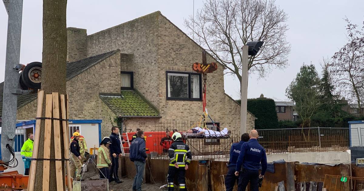 Arbeider krijgt steunbok op zich en moet door klimteam uit 5 meter ...