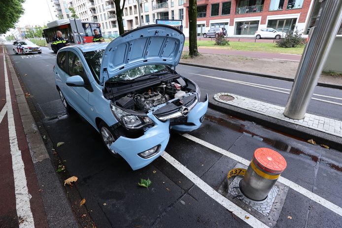 Vijftigste auto rijdt zich kapot op berucht horrorpaaltje in ...