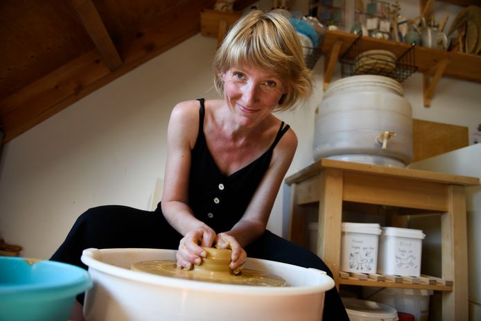 Saskia van Beek geniet van de kleine dingen in haar ‘keramiekfabriek’ in Losser | Losser ...