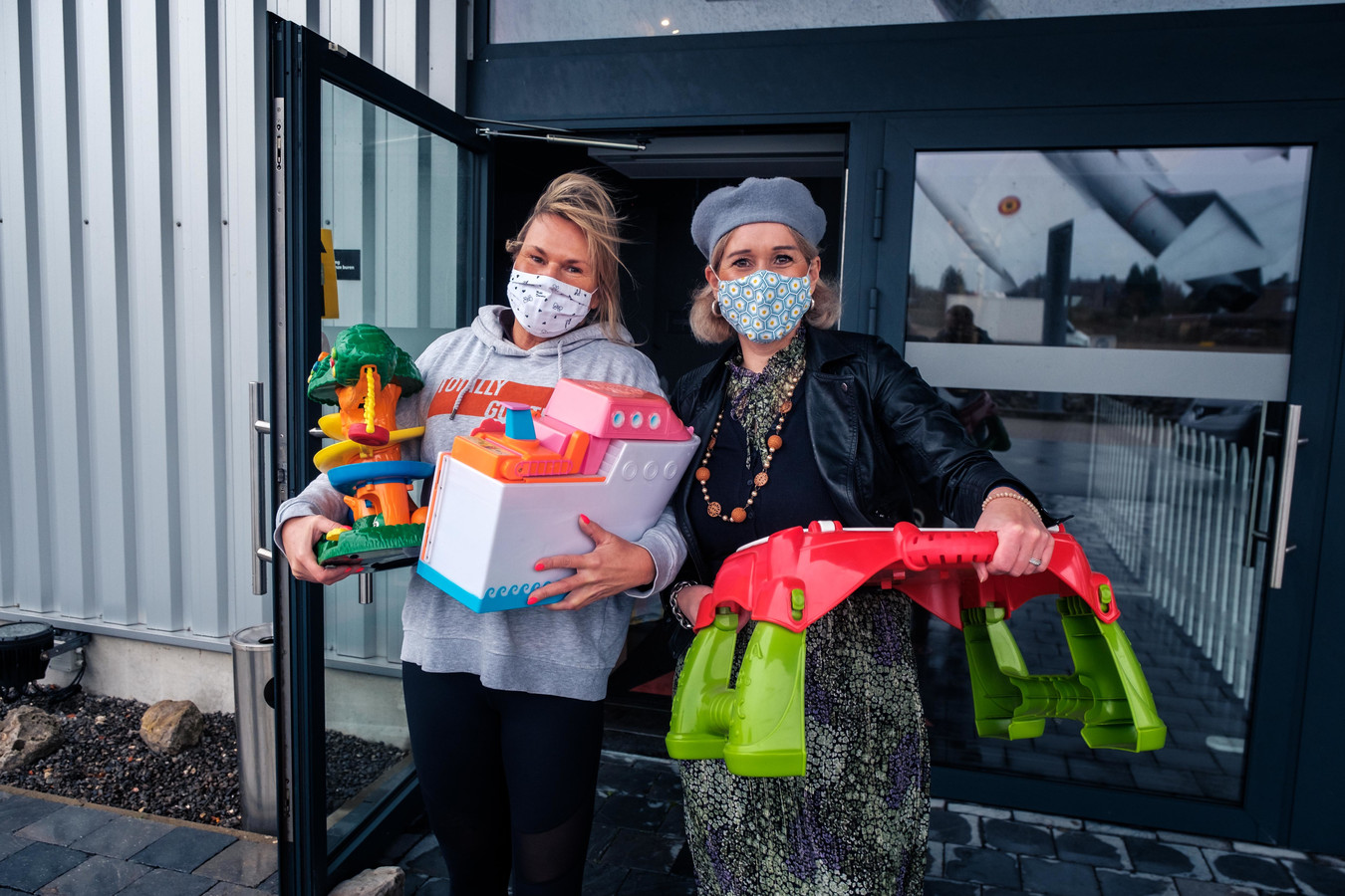 Sandra en Nathalie verzamelen massa’s speelgoed voor kansarme gezinnen ...