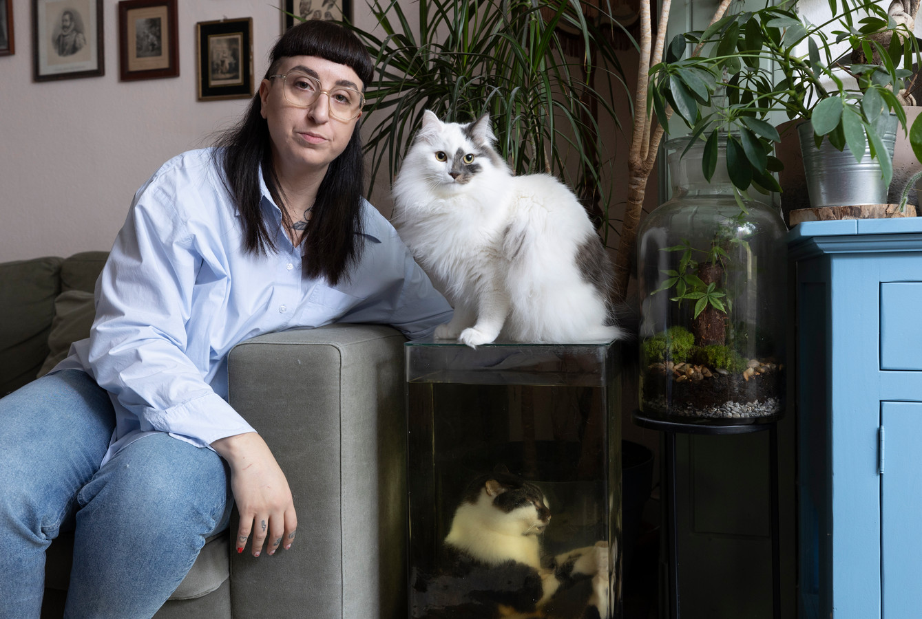 Zo ver gaat de kattenliefde van Fleur: expositie, fotoboek en Mojo op ...
