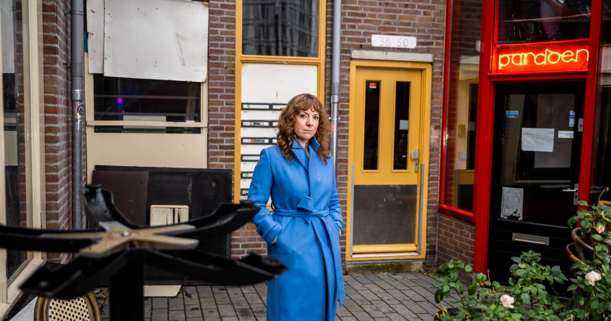 Plassende jongens die elkaar fotograferen, braaksel en mensenpoep: dit ...