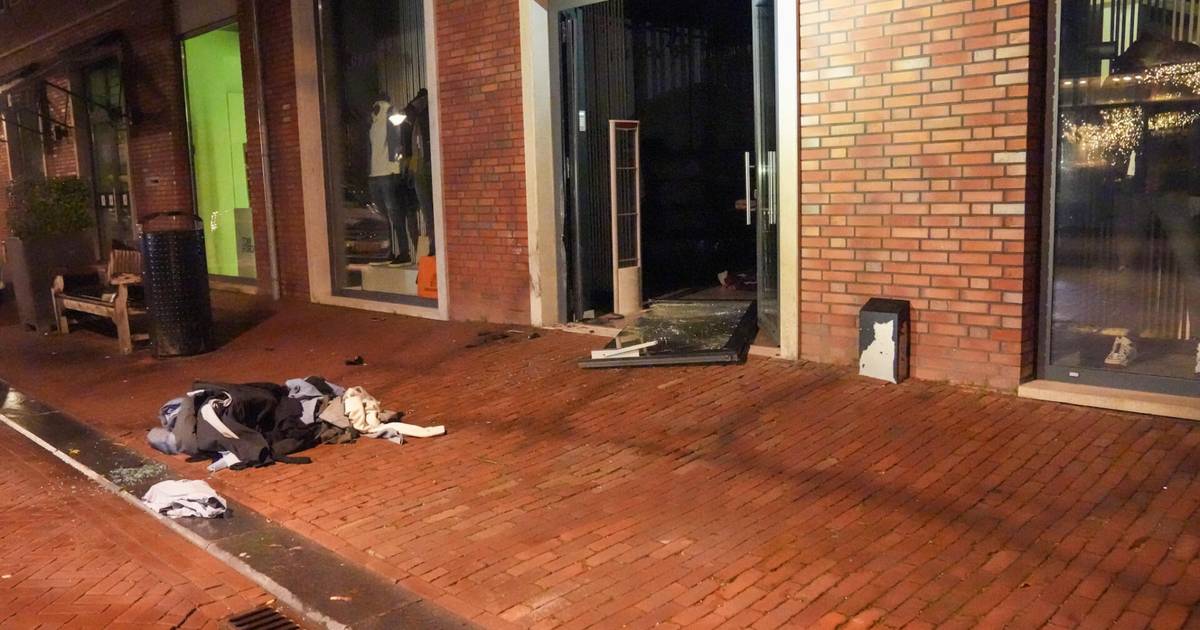 Dieven Rammen Auto In Helmondse Kledingzaak Vluchten Met Dure Kleding