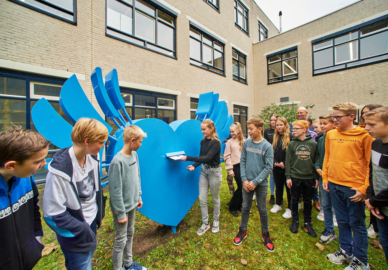Wat doet die enorme brievenbus in het hart van het Mondriaan College ...