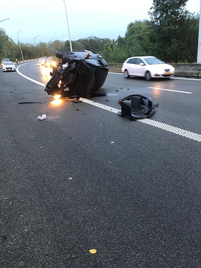 Wagen gaat over de kop op Antwerpse Ring: bestuurster afgevoerd naar ... Wagen gaat over de kop op Antwerpse Ring: bestuurster afgevoerd naar ...