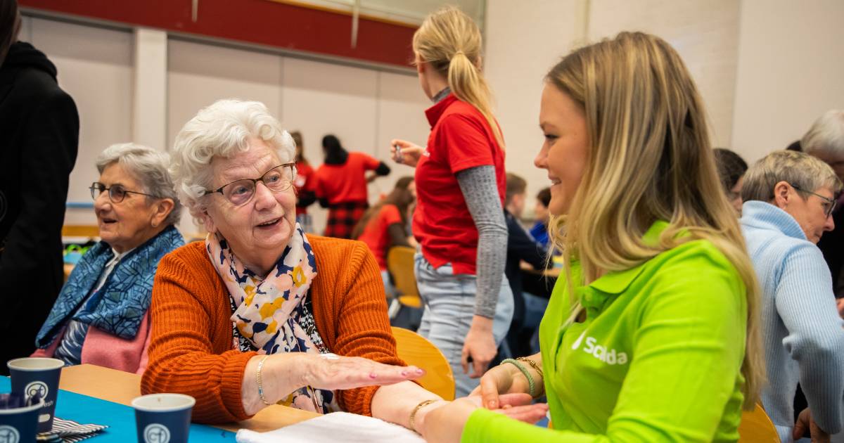 Leerlingen vertroetelen ouderen met massages en nagellak in Terneuzen ...
