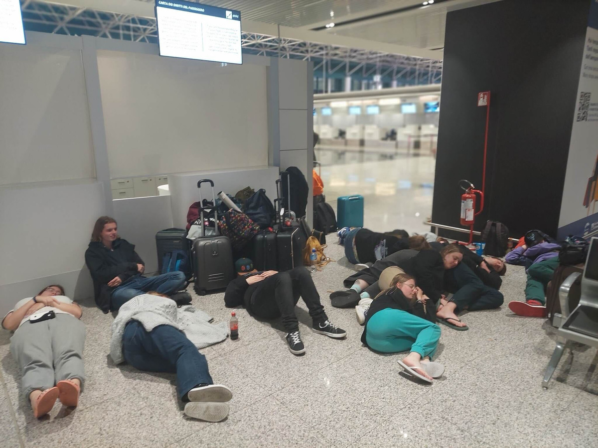 Tientallen vluchten vertraagd of geannuleerd door beperkte bezetting op ...