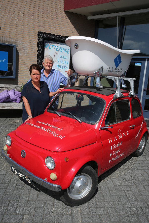 Een bad op het dak of een auto van gras: deze rijdende reclamezuilen ...