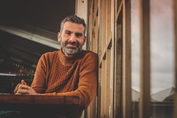 ‘Familie’-acteur Jan Van den Bosch schrijft debuutroman: “Deze keer kan ...