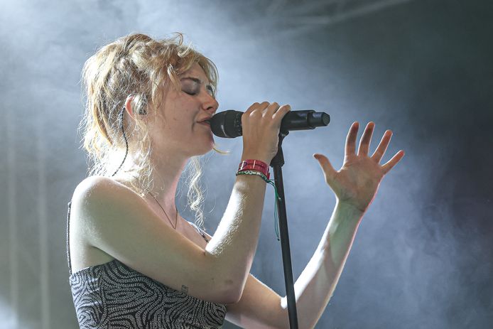 Froukje waant zich een god in eerste videoclip sinds vertrek bij Top ...