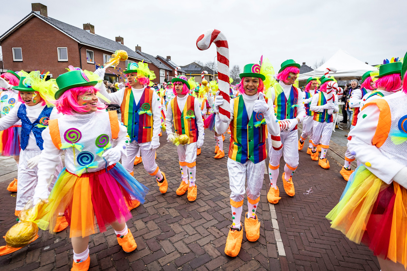 Albergen stroomt vol voor ‘gouden’ carnavalsoptocht; omstreden azc geen ...