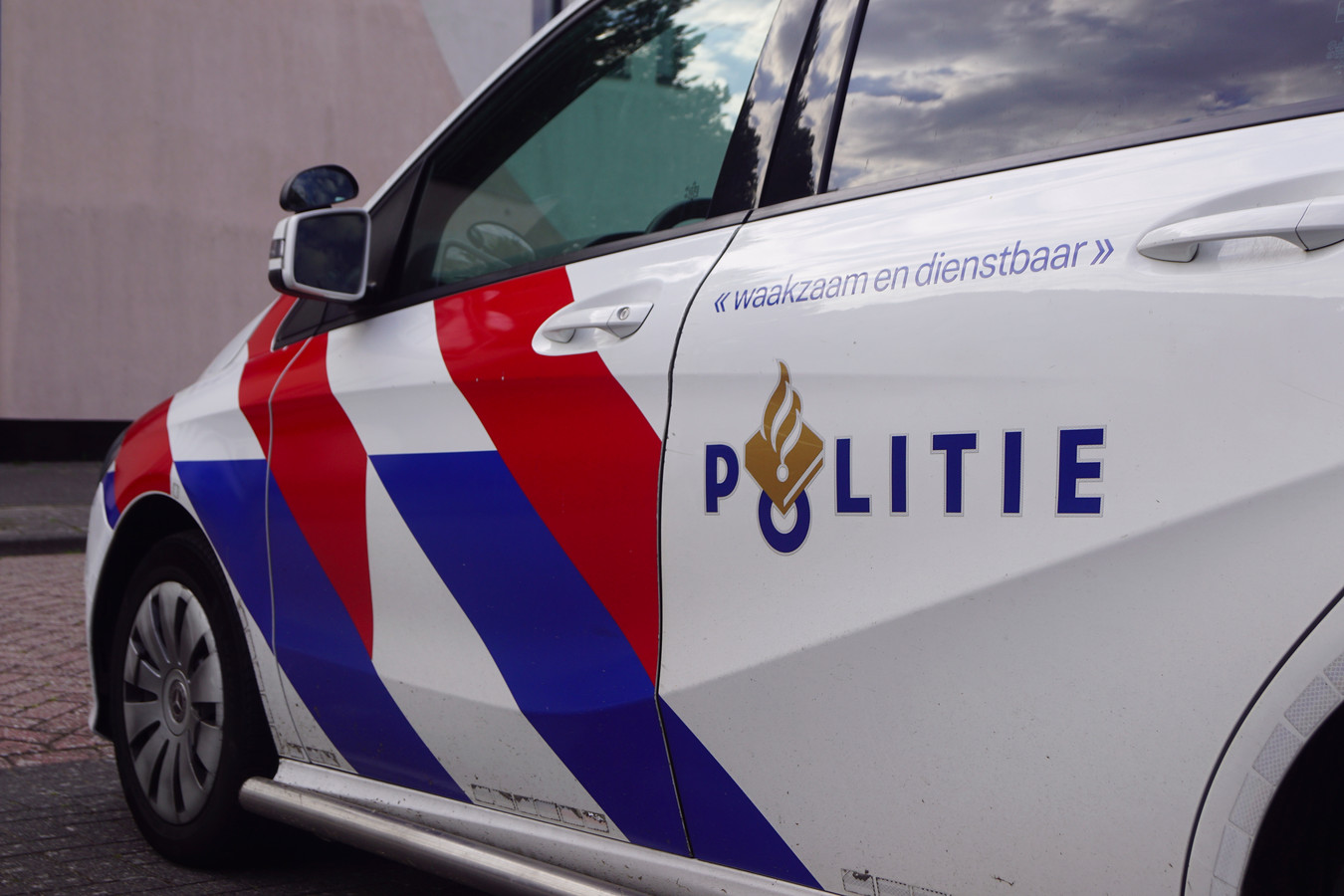 Brommer komt onder auto terecht in Katwijk | Foto | AD.nl