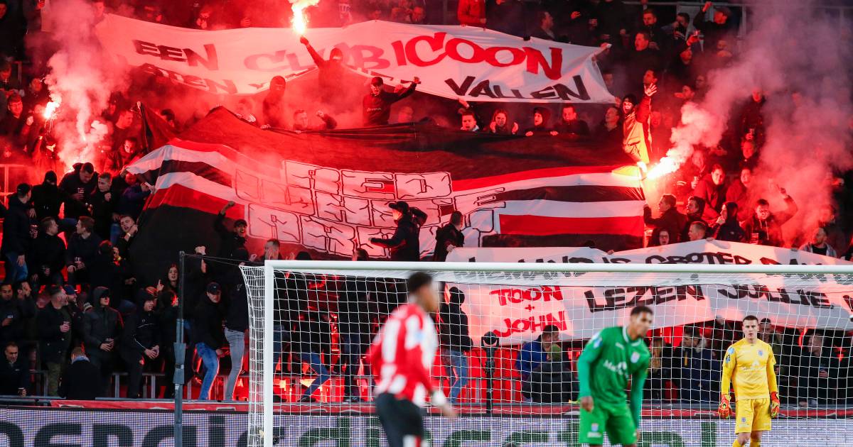 Harde kern van PSV zingt ontslagen Mark van Bommel toe: ‘Een clubicoon laten wij niet vallen ...