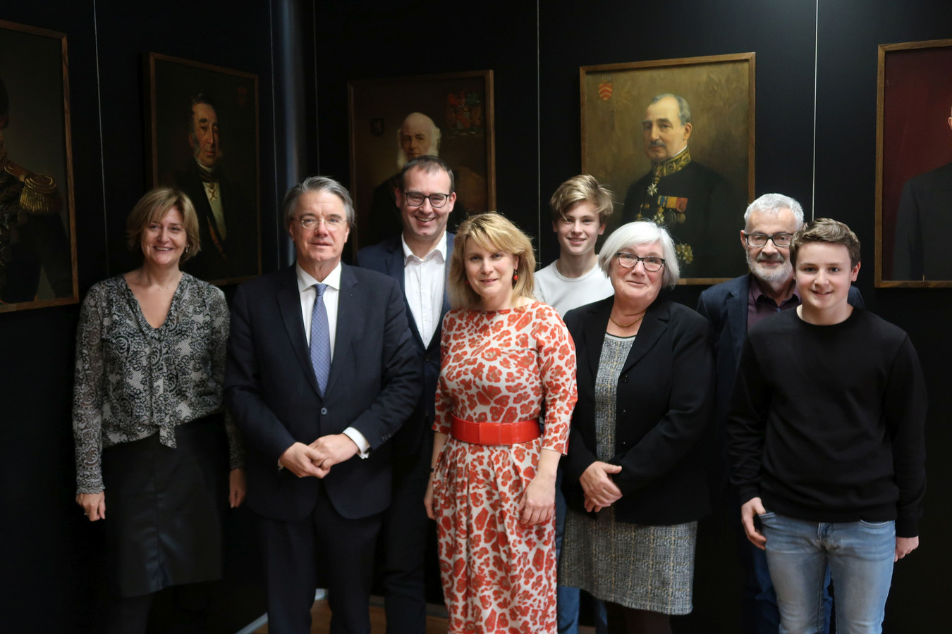Marieke Moorman tekent bij als burgemeester Bernheze in bijzijn zonen ...