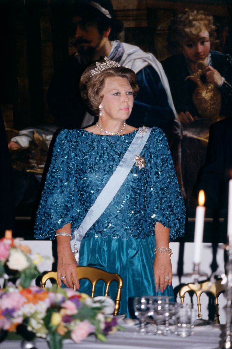 Zoek de verschillen: na 30 (!) jaar heeft prinses Beatrix déze jurk ...