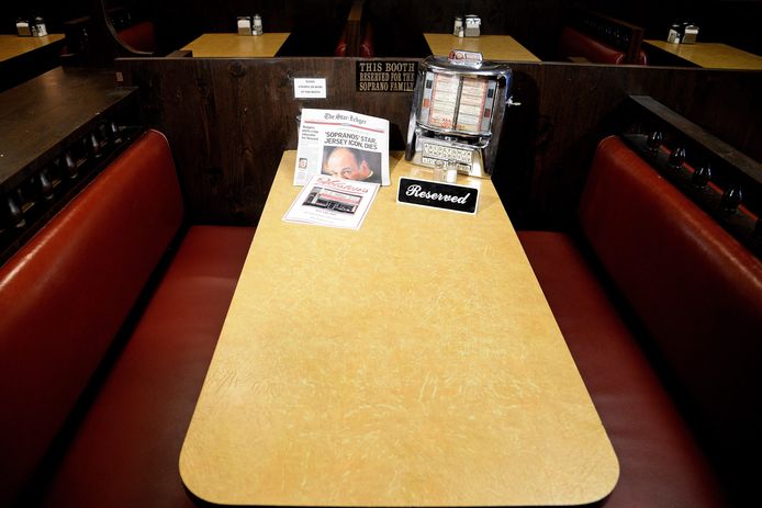 La table de la scène finale des “Sopranos” vendue aux enchères à un ...