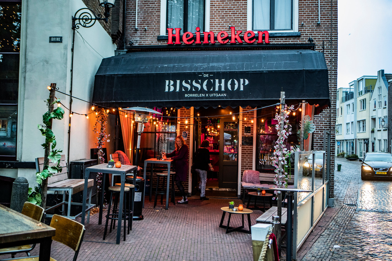 Schuddende hoofden na nieuwe coronamaatregelen: ‘Natte horeca wordt ...