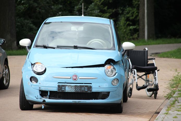 Auto en busje met mensen met beperking botsen in Goor: inzittenden met ...