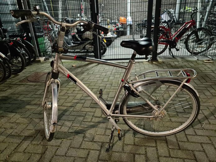 Zit uw gestolen fiets hiertussen? Politie pakt fanatieke fietsendief in ...