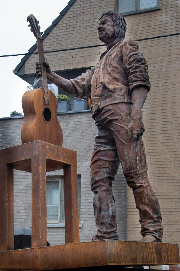 Zjef Vanuytsel met levensgroot bronzen beeld vereeuwigd in Meerhout ...