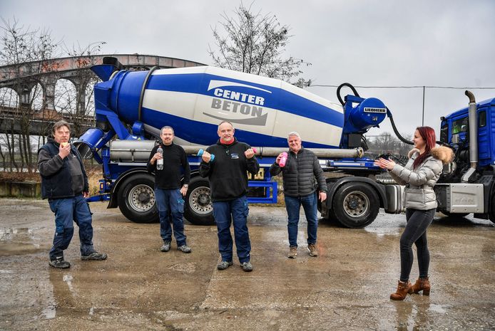 Werknemers betoncentrale gaan samen met hun baas op dieet: “Die zak ...