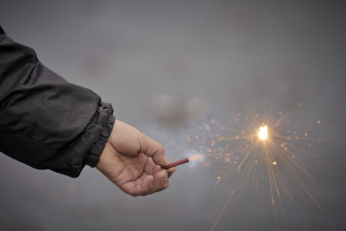 Man raakt op klaarlichte dag hand kwijt door vuurwerk | Rotterdam | AD.nl