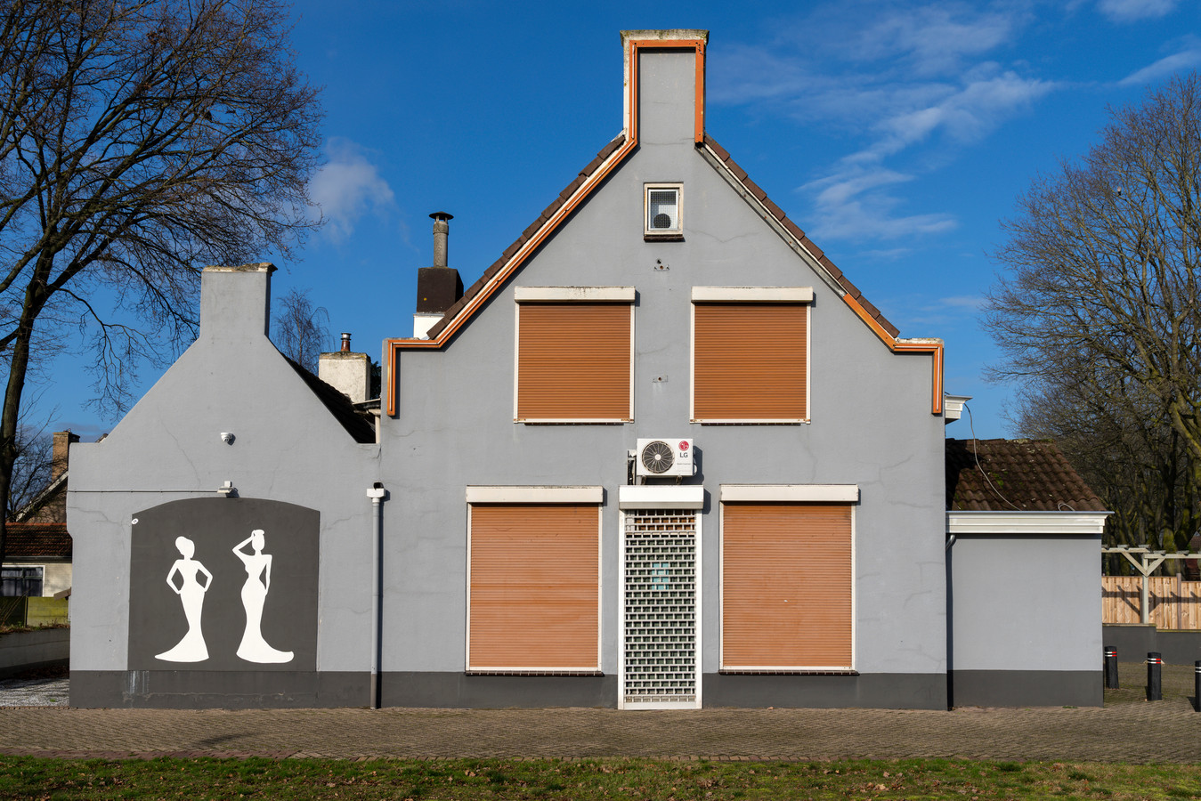 Seksclub Julia Bar is (voorlopig) gered: nieuwe eigenaar laat Henny en ...