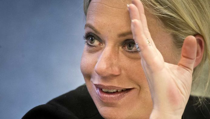 Minister Hennis spreekt nabestaanden sergeant | Binnenland | AD.nl