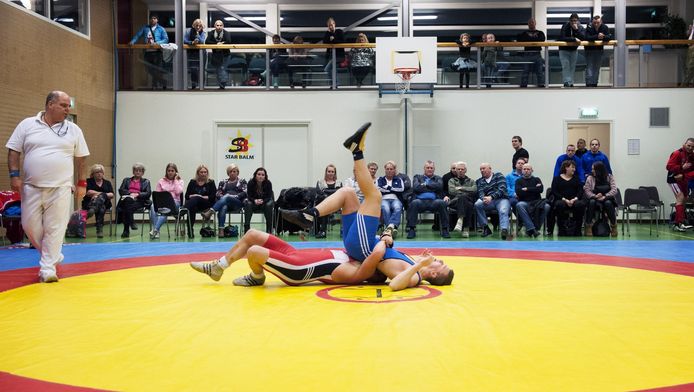 Worsteltalenten laten zich wegen in de Galgenwaard | Utrecht | AD.nl