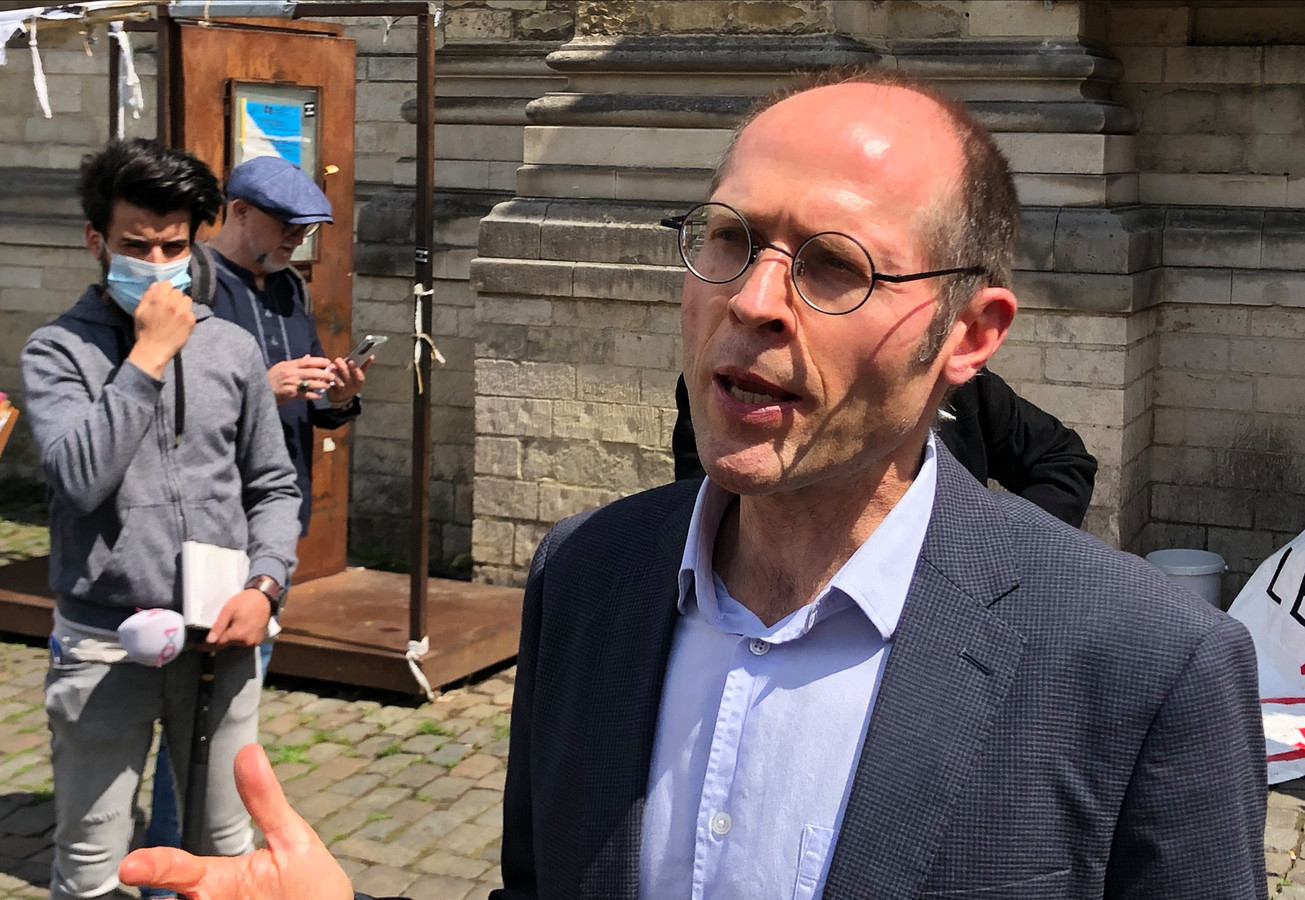 Le rapporteur de l'ONU Olivier De Schutter rend visite aux sans-papiers ...