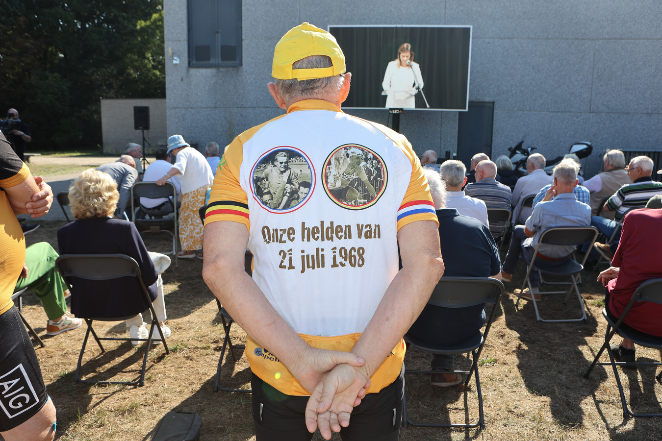 Wielerwereld, familie en dorpsgenoten vergezellen Herman Vanspringel ...