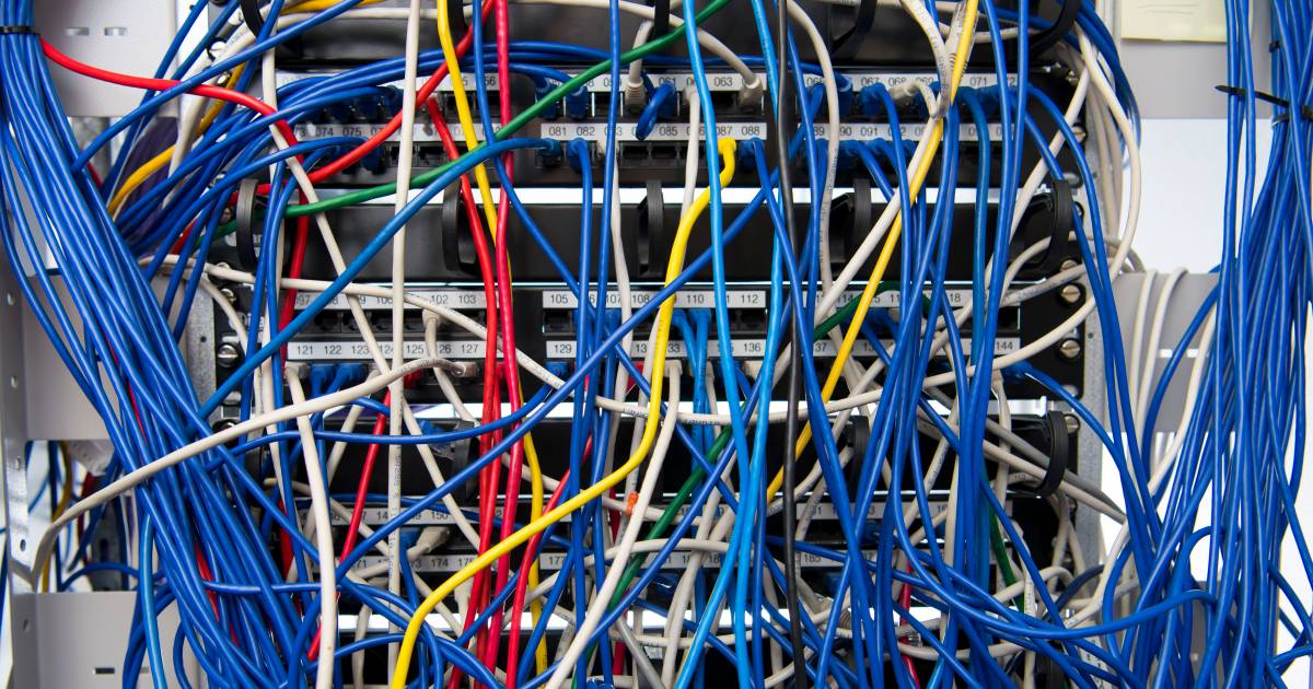 Zo werk je de wirwar aan snoeren achter je pc of tv mooi weg | Tech ...