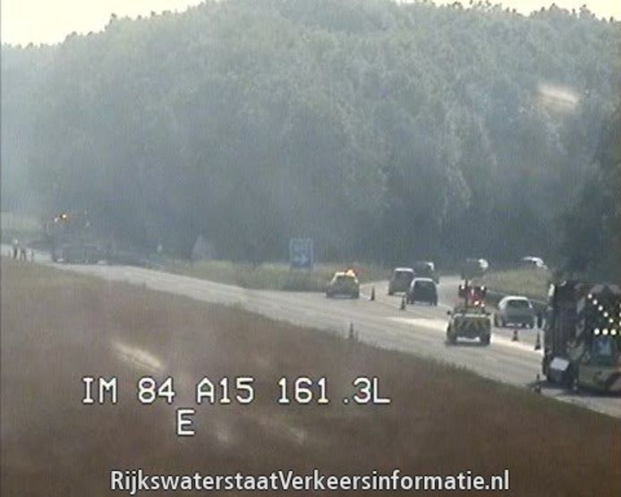 Auto vliegt uit de bocht op de A15, weg dicht | Lingewaard ...