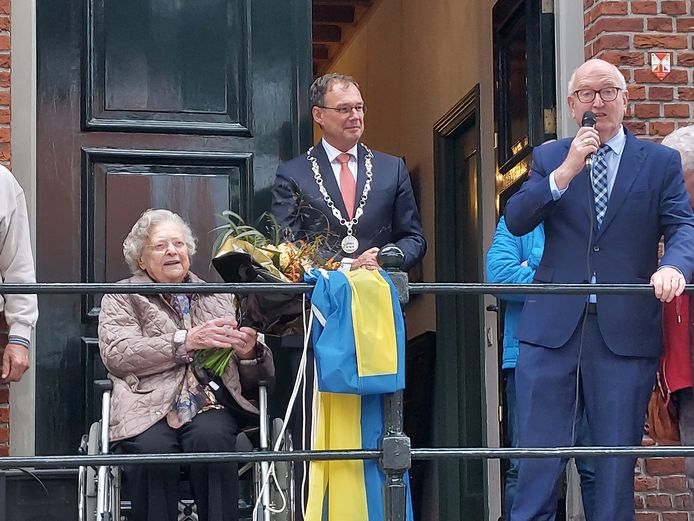 Honderdjarige Annie uit Liempde vereeuwigd in tegel | Meierij | bd.nl