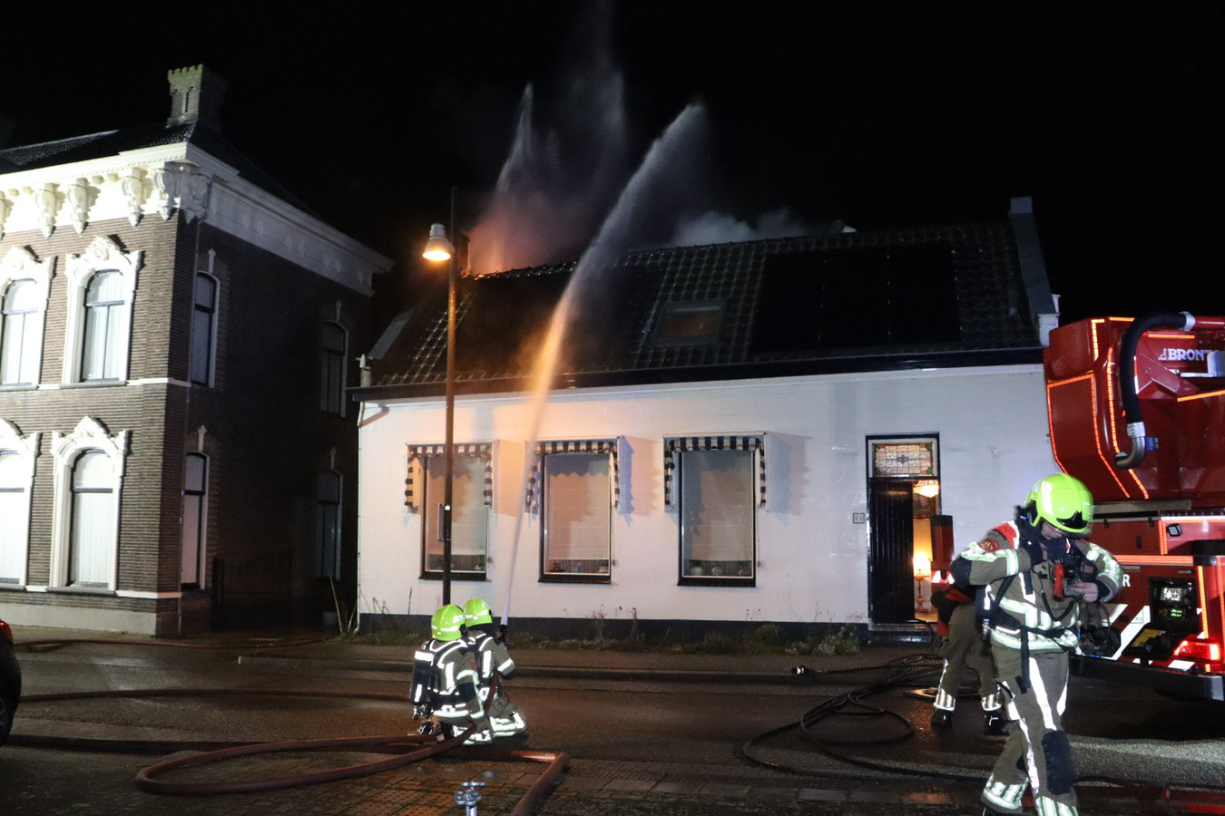 Uitslaande woningbrand in Sprang-Capelle, één slachtoffer naar ...