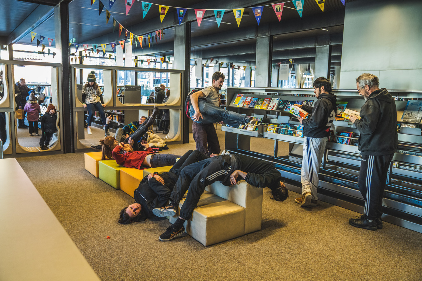 Circusartiesten experimenteren in bibliotheek De Krook: “Ze oefenen ook ...