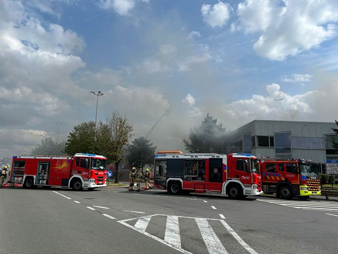 KIJK. Grote vuurbal bij uitslaande brand bij Brucargo in Machelen ...