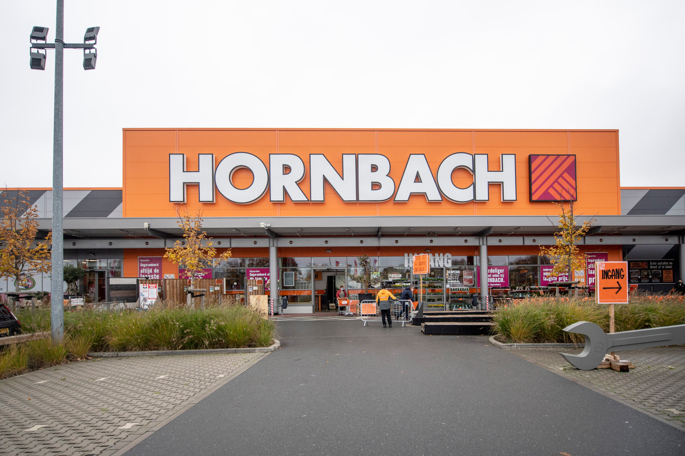 Bouwmarktgigant Hornbach in Almelo opnieuw op losse schroeven ...